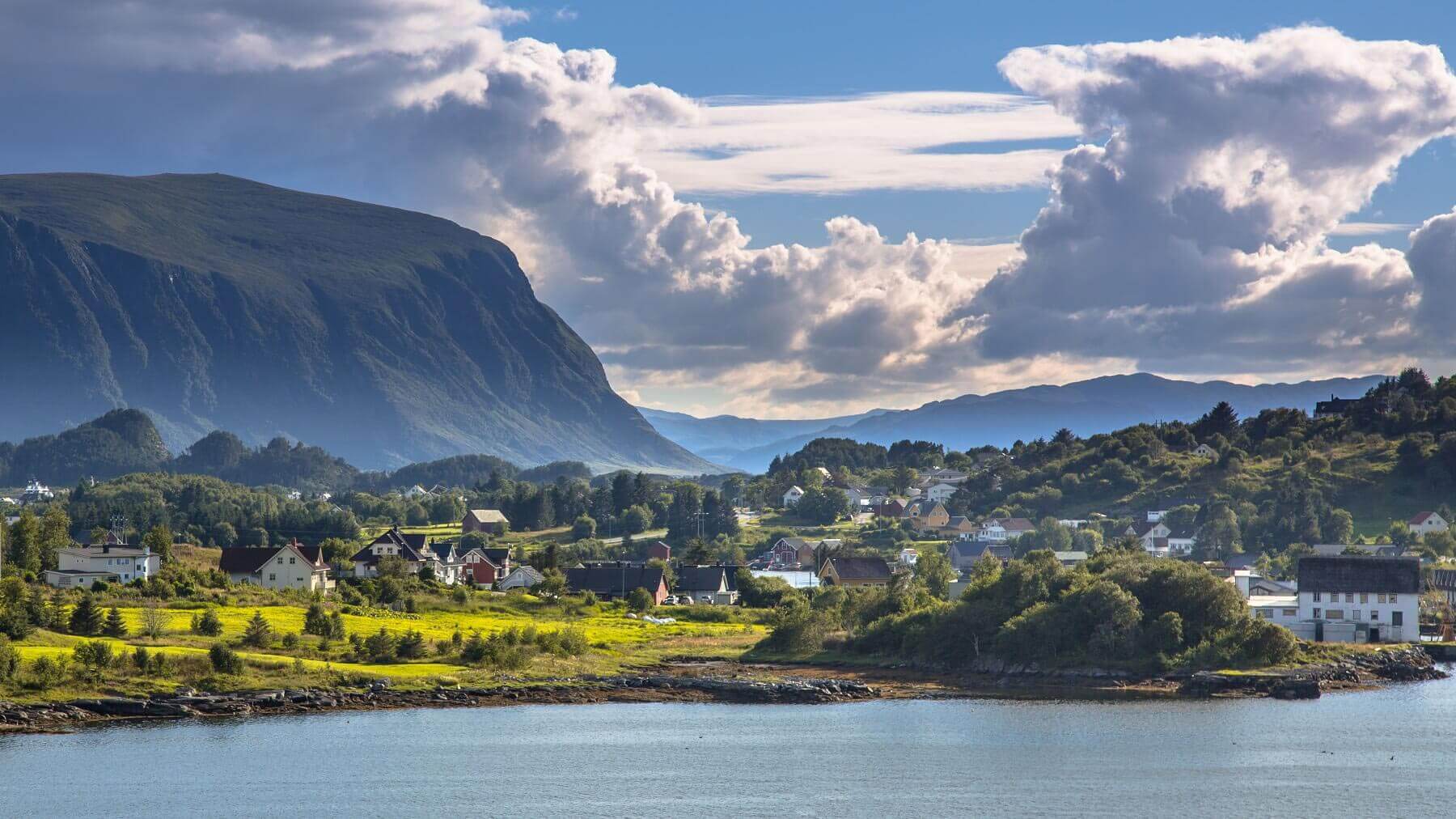 norwegian-village-in-fjord-landscape-on-sunny-day-20 (COMP) - Pyramid